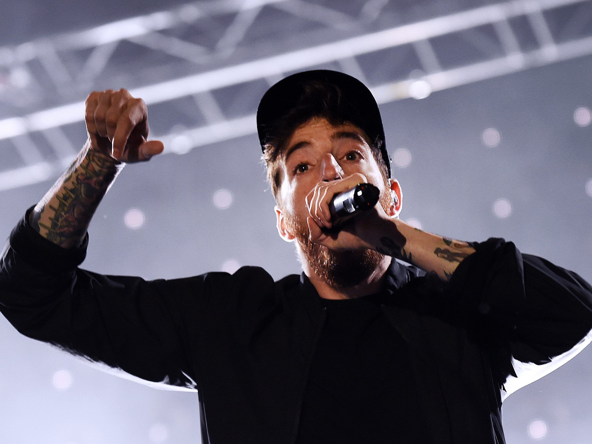 Casper in Wien als atemloser Einpeitscher: Deutscher Rapper kam spät ...