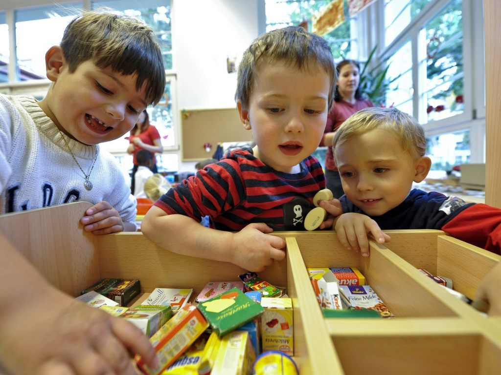 Umfrage: Eltern bemängeln Kosten und Öffnungszeiten bei der ...