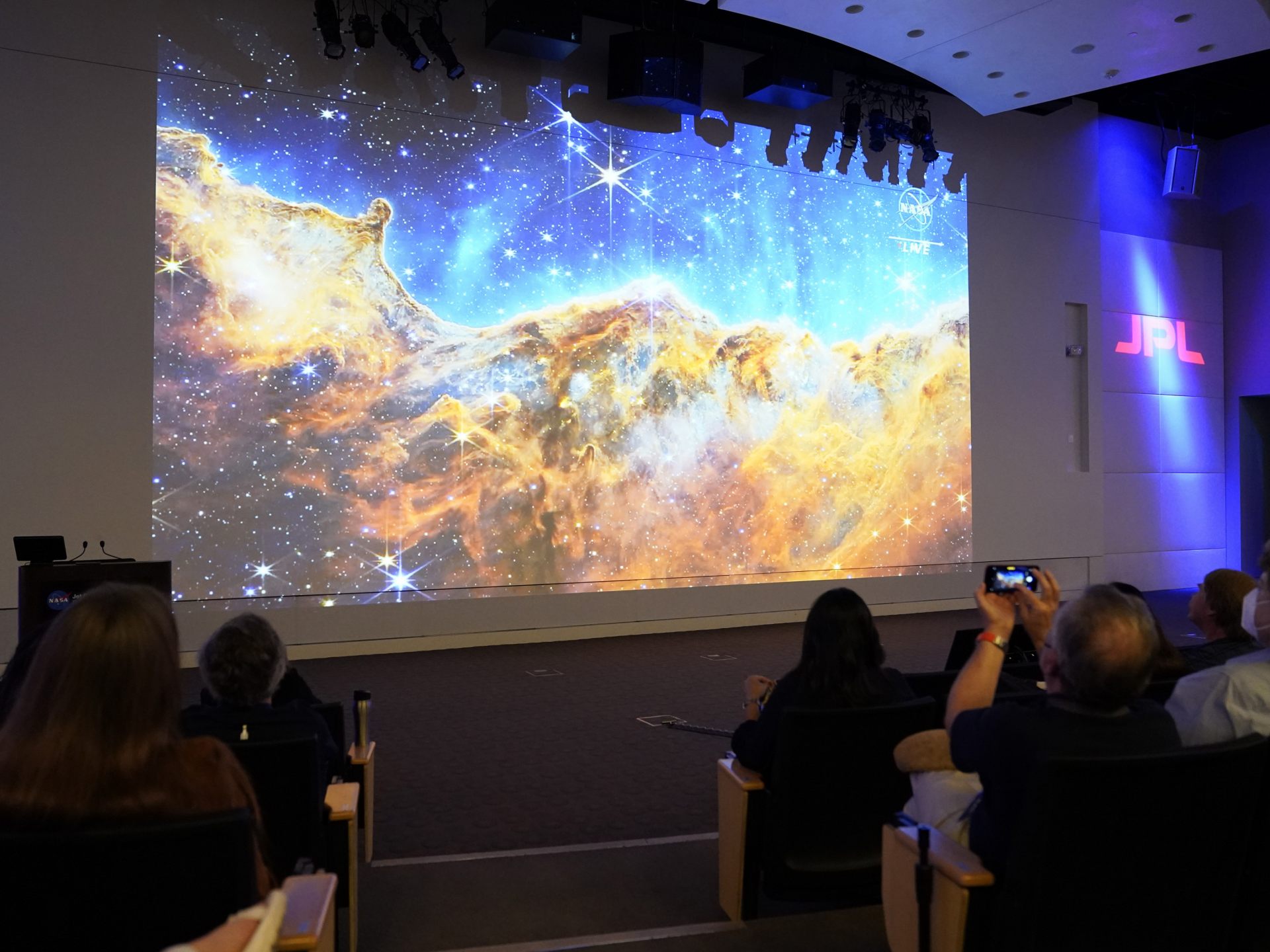 Erste Aufnahmen des “James Webb”-Teleskop veröffentlicht - VIENNA.AT