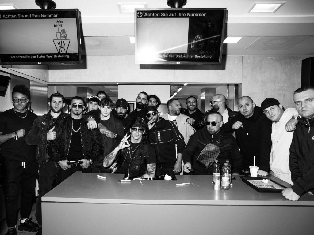 Rapper RAF Camora verteilte 10.000 Cheeseburger in Wiener McDonalds ...