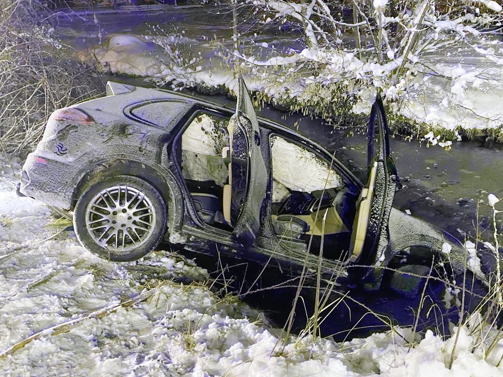 Pkw rutschte auf Schneefahrbahn in Bach: Beifahrerin tot - VIENNA.AT