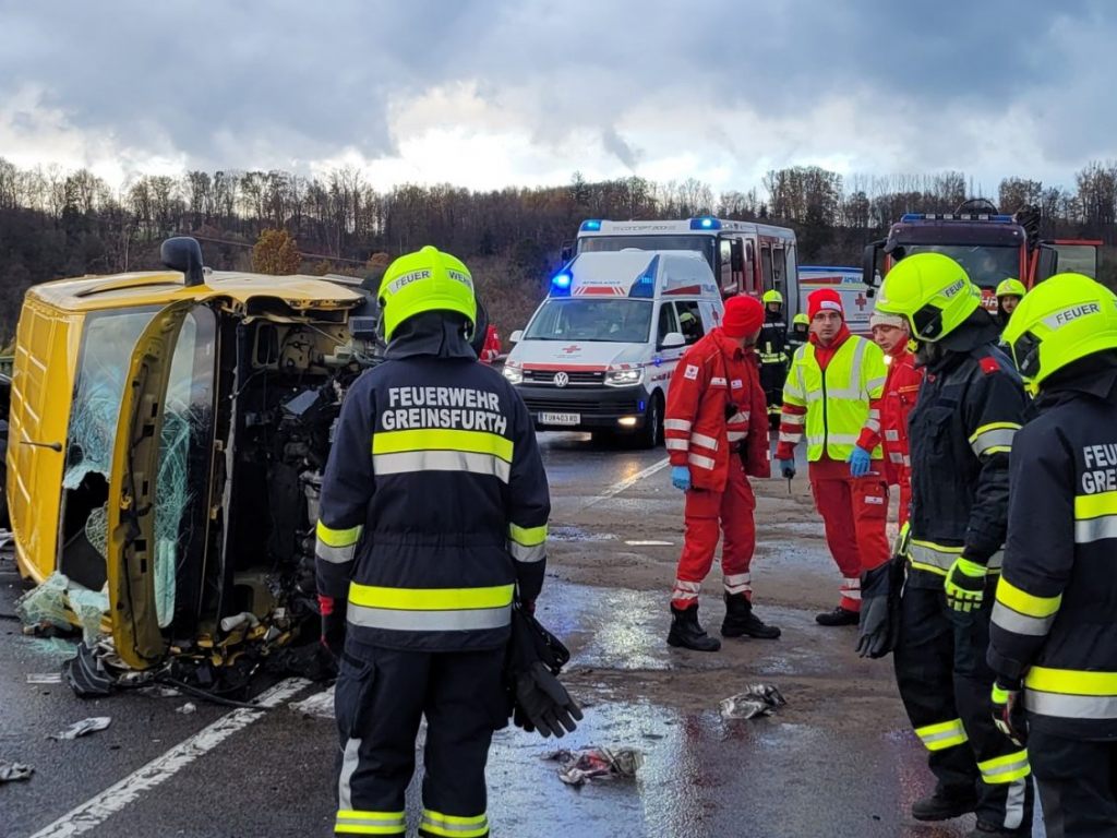 Zwei Schwerverletzte nach Frontal-Kollision zwischen Pkw und Post-Transporter in NÖ - Österreich ...