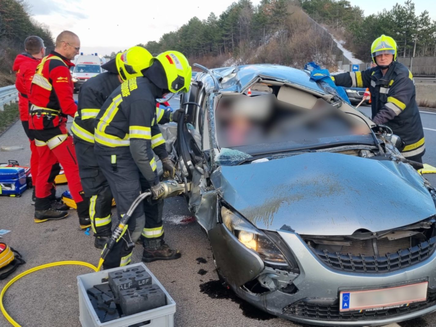 NÖ: Zwei Tote und ein schwer Verletzter nach Unfall auf Südautobahn - VIENNA.AT
