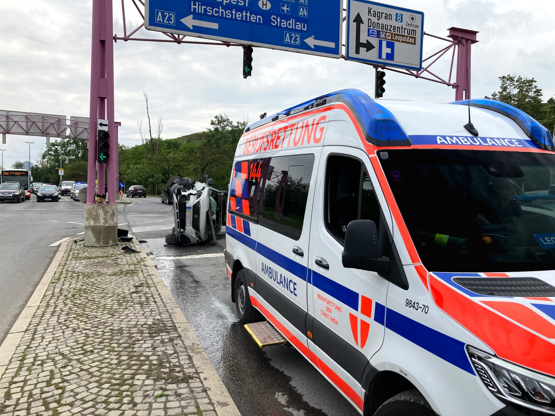 Pkw krachte gegen Masten: Ehepaar bei Unfall auf der Wagramer Straße in ...